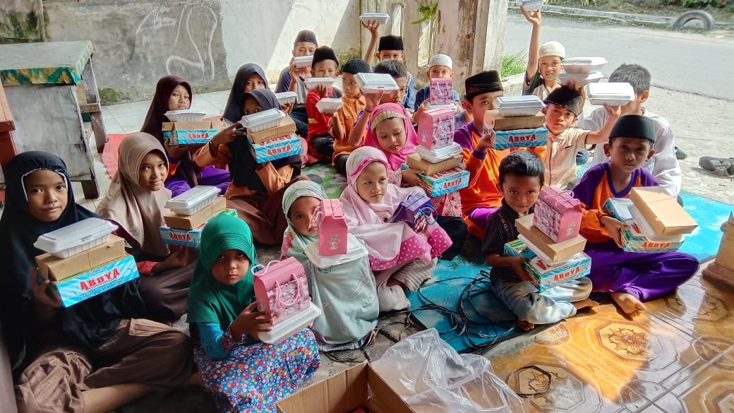 Berbagi Pangan Bahagia: LAZNAS DPF Salurkan Nasi Kotak dari Rumah Makan ...